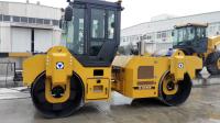 China 74.9kw Road Maintenance Machinery , Road Compactor Double Drum Vibratory Roller Xd82 for sale