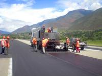 China Bituminous Gravel Synchronous Sealing Truck , Sealer Truck , Max.Sealing Width 4m, HOWO 6x4 Chassis for sale