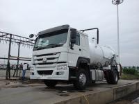China LHD SINOTRUCK HOWO 4X2 8tires 10M3 Sewage Sunction Trucks 266HP EUROII With Styer Axle and Italy Pto for sale