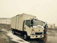 China Sinotruk 3 - 7 Ton Carrier Refrigerated Truck / Cooler Van For Fresh Vegetable And Milk for sale