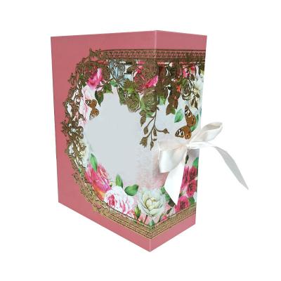 China C1S Paper Printed Packaging Boxes Magnetic Cardboard Gift Boxes for sale