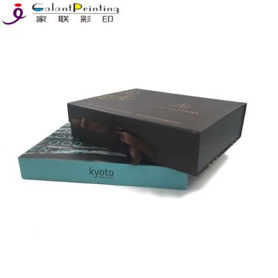 China Foldable Flat Pack Printed Packaging Boxes With Ribbon And Magnet for sale