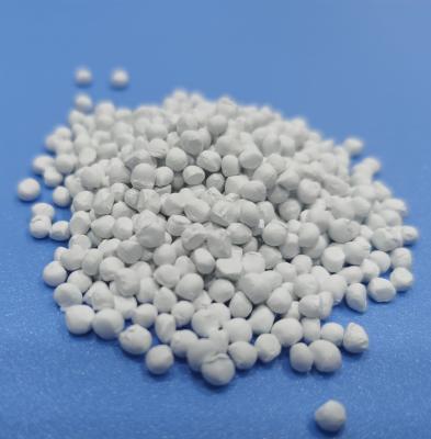 China PP Carrier White Polypropylene Masterbatch for Woven Bags - 1.7 g/cm³ Density, 140-320℃ Processing Temperature for sale