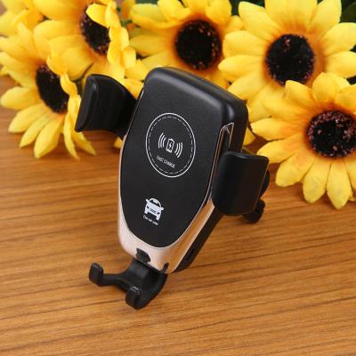 China Automatic 8pin 10W Gravity QI Wireless Car Charger for sale