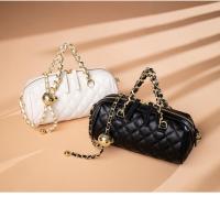 China Quilted Leather Chain Strap Crossbody Bag 20x9.5x10cm PU Zipper Closure for sale