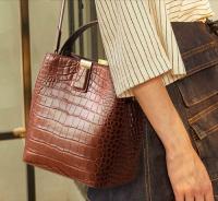 China Brown Crocodile Embossed Leather Handbag One Shoulder Retro Bucket Bag 19x13x21cm for sale