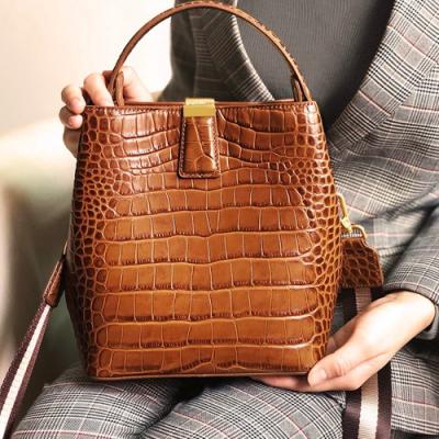 China Brown Crocodile Embossed Leather Handbag One Shoulder Retro Bucket Bag 19x13x21cm for sale