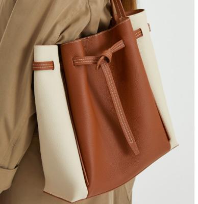 China PU Woven Leather Ladies Shoulder Bag 30x8x30cm Custom Color Niche Design for sale