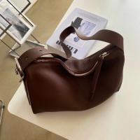 China Head Layer Cowhide Crossbody Bag 31x10x22.5cm Soft Leather Messenger Bag for Women for sale