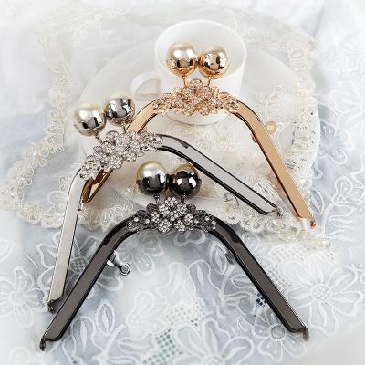 China Imitation Pearl Kiss Clasp Silver Purse Clasp Frames for sale