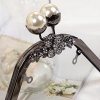 China Imitation Pearl Kiss Clasp Silver Purse Clasp Frames for sale