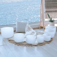 China 7 Chakra Balance Quartz Singing Bowl with 12 Musical Notes and High Temperature Resistance for Meditation for sale