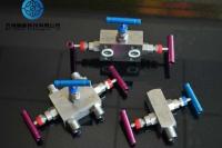 China SS304 3 Valve Manifold for Pressure Transmitters - 32MPa 6000PSI Rating with DN6 Port Size for sale