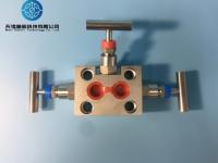 China SS304 3 Valve Manifold for Pressure Transmitters - 32MPa 6000PSI Rating with DN6 Port Size for sale
