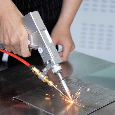 China 1500W-2000W Handheld Laser Welder with 0-360 Degree Scanning Angle and Valve Knife Protective Lens for Precise Metal Processing for sale
