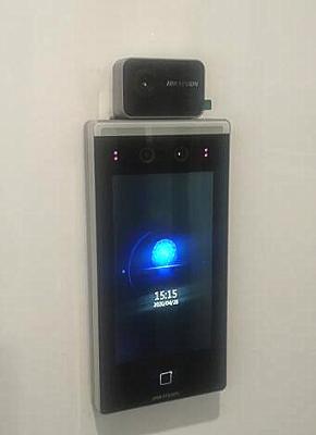 China Face Recognition 800*1280 Non Contact Infrared Thermometer for sale