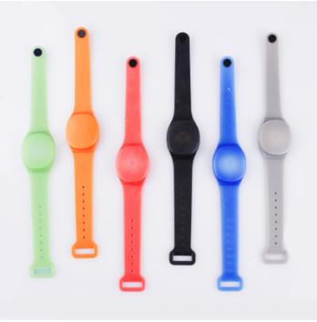China Tracking 50 Meters Bluetooth Beacon Tag , NRF52832 Wristband Beacon for sale