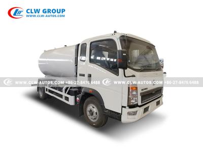 China HOWO 2.5ton 5000L LPG Bobtail Propane Delivery Truck with Cummins 141HP for sale