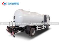 China HOWO 2.5ton 5000L LPG Bobtail Propane Delivery Truck with Cummins 141HP for sale