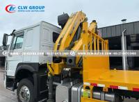 China Sinotruk HOWO 6x4 Flatbed Wrecker Truck 10 Ton Knuckle Boom Crane 25000kg GVW for sale