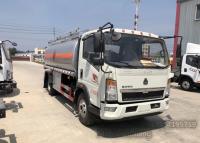 China Sinotruk HOWO 4X2 116HP 4cbm 5cbm Refueler Truck With Dispenser for sale