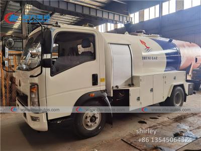 China Sinotruk Howo 5000L LPG Bobtail Tanker Truck with 116HP Diesel Engine and 2310kg Payload Capacity for sale