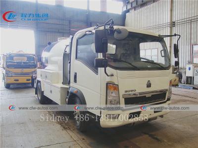 China Sinotuck HOWO 4x2 5000L LPG Bobtail Tanker Truck with Dispenser 120HP for sale