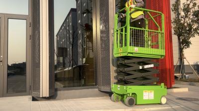 China MINI SCISSOR LIFT WITH 3.9M PLATFORM HEIGHT AND 240KG LOAD CAPACITY FOR WAREHOUSE for sale
