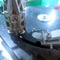 China Automatic Rotary Perfume Bottle Capping Machine with 20-80 Bottles/Minute Capping Speed for sale
