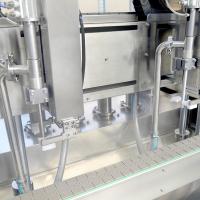 China Lubricant Oil and Liquid Shampoo Filling Machine with Double Heads Tracking Type for sale