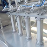 China Lubricant Oil and Liquid Shampoo Filling Machine with Double Heads Tracking Type for sale
