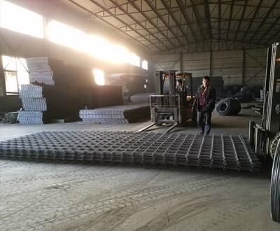 China Reinforced Welded Steel Mesh 3-16mm Diameter with 50-400mm Openings for Concrete Reinforcement for sale