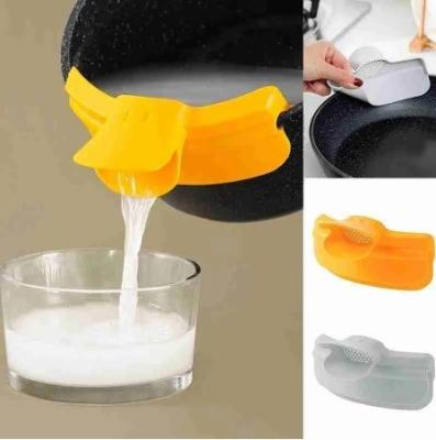 China Silicone Utensils Hot Round Edge Clip-on Kitchen Food Funnel for Spaghetti Leaky Pan for sale