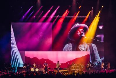 China Full Color Rental LED Stage Backdrop Screen P3.9 500*1000mm LED Display Screen for sale