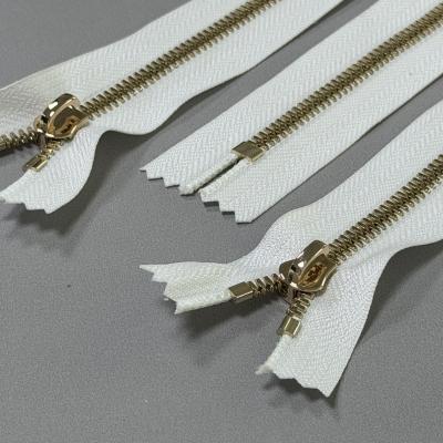 China Light Gold Metal Zip #5 Corn Teeth Arching Resistant Customizable 30cm for sale
