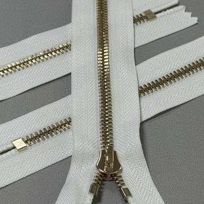 China Flat And Straight #5 Corn Teeth Metal Zipper Smooth And Silent Operation for sale