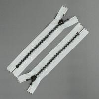 China Fixed Length Cutting #5 Corn Teeth Metal Zipper Supports Metered Roll Stock for sale