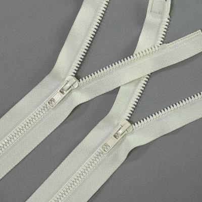 China Heterodont Dentition Plastic Zipper #5 Tear Resistant Off White for Apparel Bags for sale
