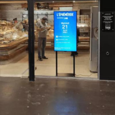 China 43 Inch Dual-Sided LCD Window Kiosk with 2500nit Brightness and Android 7.1 OS for Retail Advertising for sale