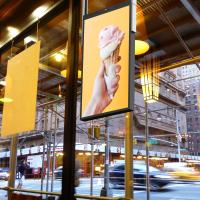China Industrial Grade Roof Hanging LCD Advertising Display Panel 55 Inch 2500 Nit High Tni 110C for sale