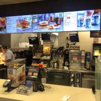 China 43-inch 500nits FHD Indoor Digital Menu Board with Single-Arm Bracket - 700cd/m² Brightness, 50,000+ Hours Lifespan for sale