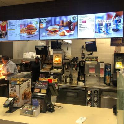 China 43-inch 500nits FHD Indoor Digital Menu Board with Single-Arm Bracket - 700cd/m² Brightness, 50,000+ Hours Lifespan for sale