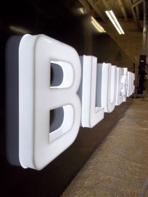 China Custom Stainless Steel LED Illuminated Sign Letters Waterproof 12V 20A for sale