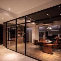 China Customizable Colorful Glass Partition Wall with 10 Years Warranty for Natural Light Office Spaces for sale