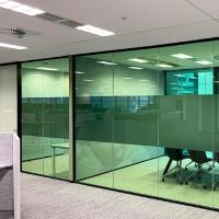 China Customizable Colorful Glass Partition Wall with 10 Years Warranty for Natural Light Office Spaces for sale