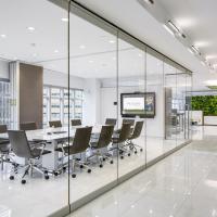 China Customized 8mm Office Glass Partition Wall with Powder Coating and 10 Years Warranty for sale