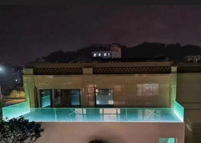 China Customizable Aluminum U Channel Glass Railing with Tempered Glass and Powder Coated Finish for sale
