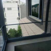 China Corrosion Resistant and Durable Aluminum U Channel Glass Railing for Weather Resistant Outdoor Use for sale