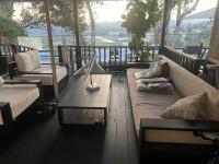 China Customizable Modern Design U Channel Glass Railing with Corrosion Resistant Powder Coating for sale