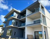 China Black Aluminum U Channel Glass Railing with 12mm Tempered Glass and More than 5 Years Warranty for sale